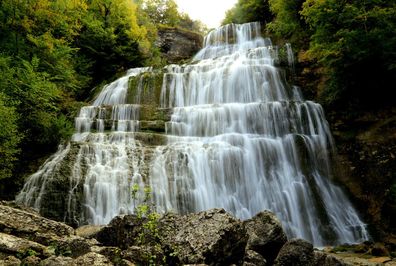 Cascade de Baume-les-Messieurs et le belvédère de Roche