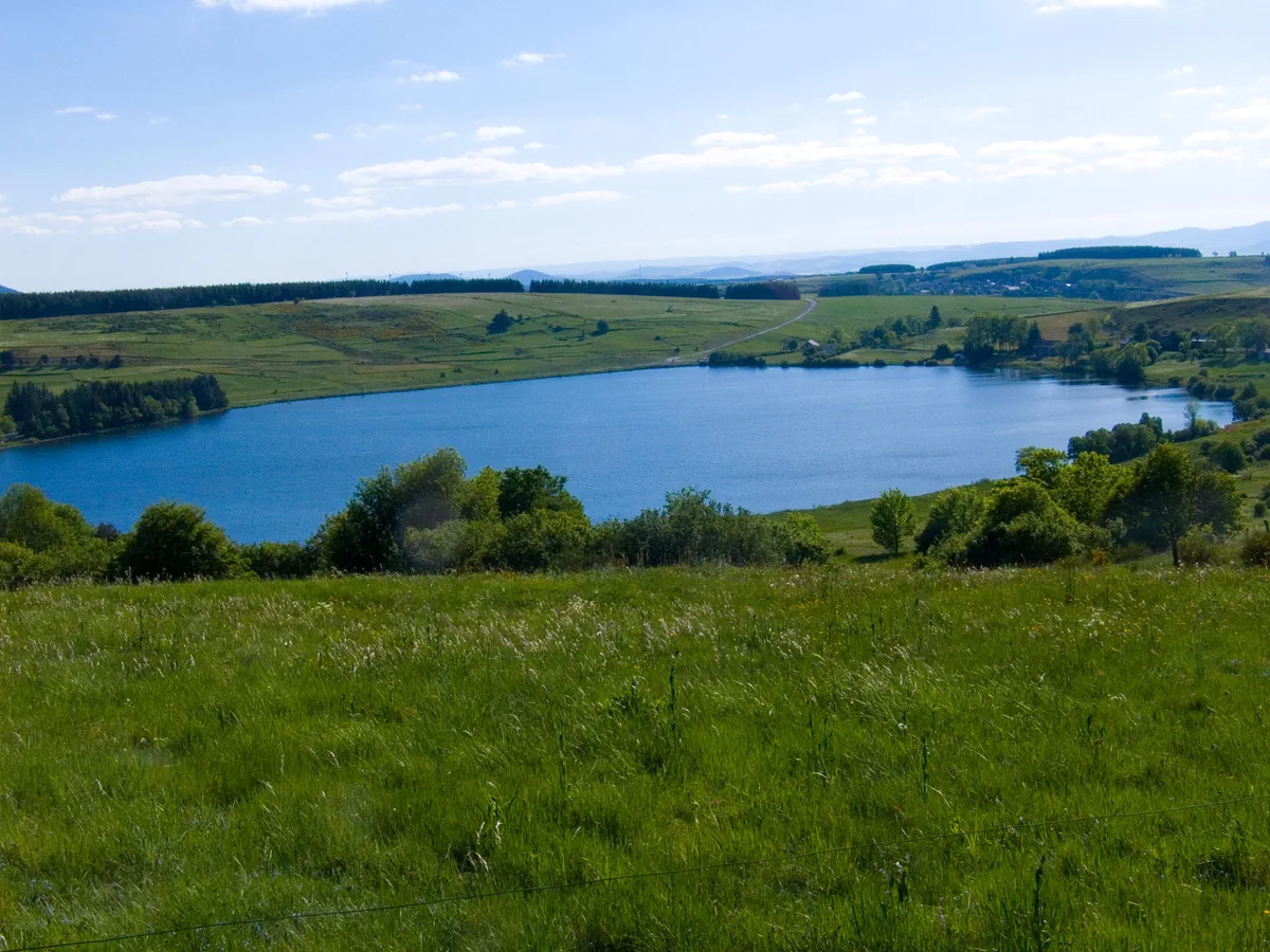 Découverte du Lac de Saint-Front et massif du Mézenc en fond