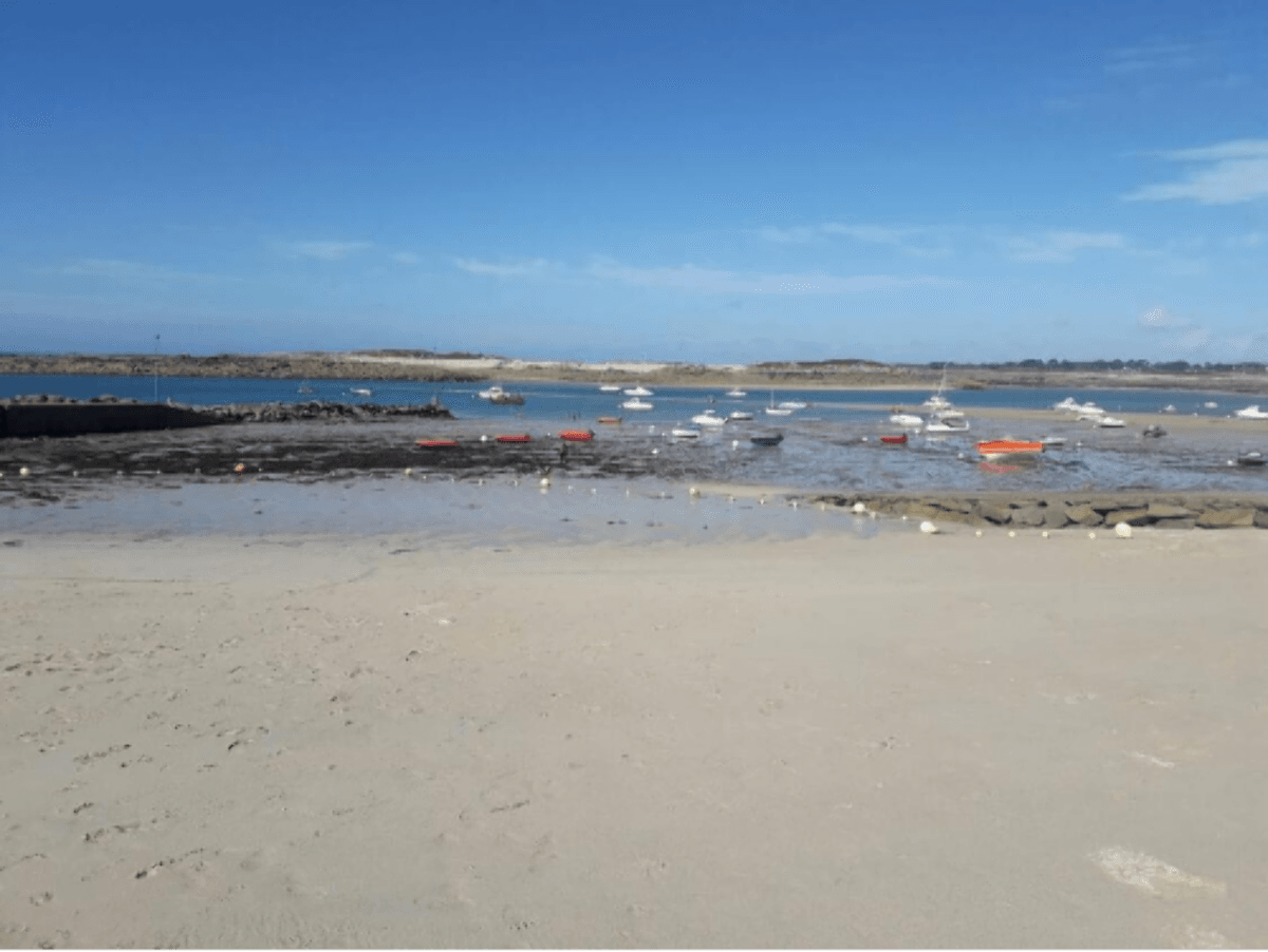 Granit rose, ciel azur et tour de l'Île-Grande par le GR® 34