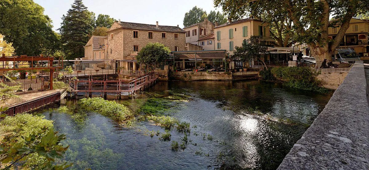 Fontaine de Vaucluse et sérénité le long du canal