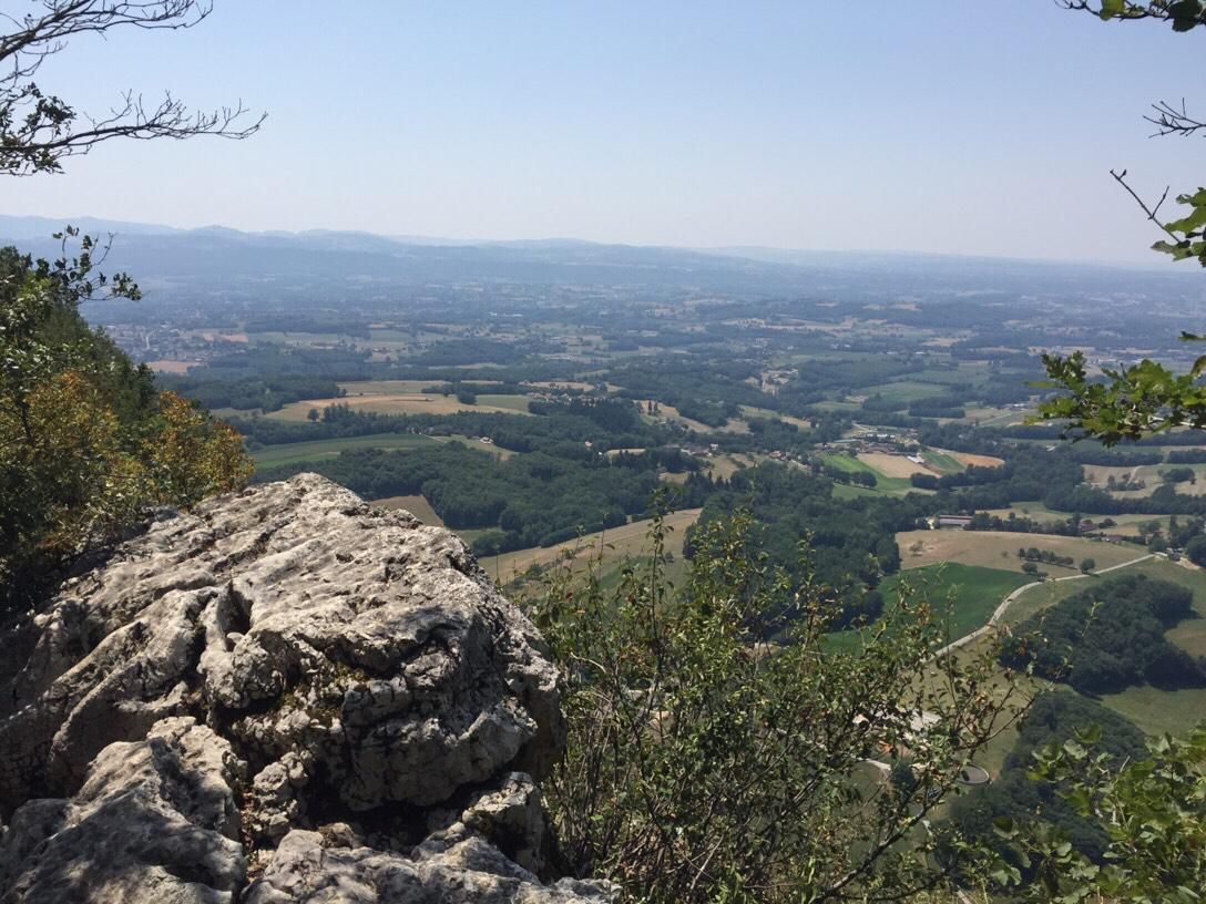 Sur les hauteurs d'Ayn et ruines du château de Montbel