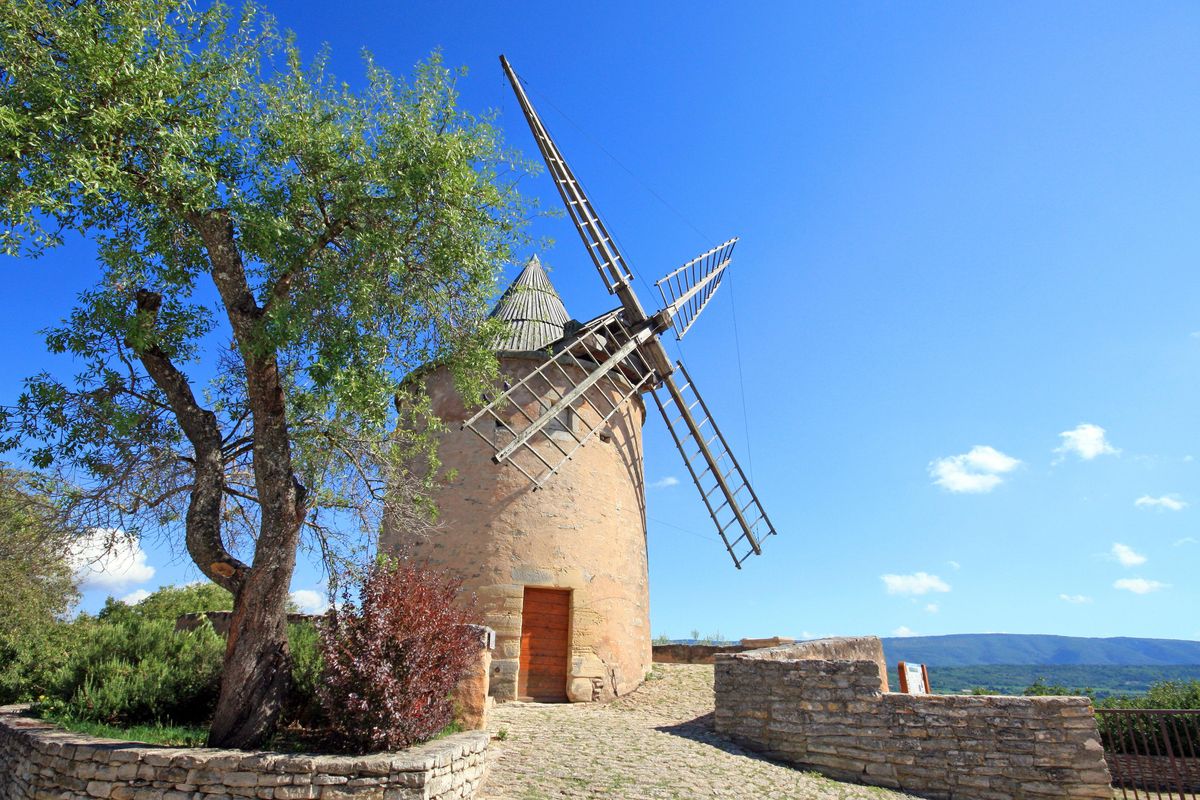 Lumières sur le village pittoresque de Goult