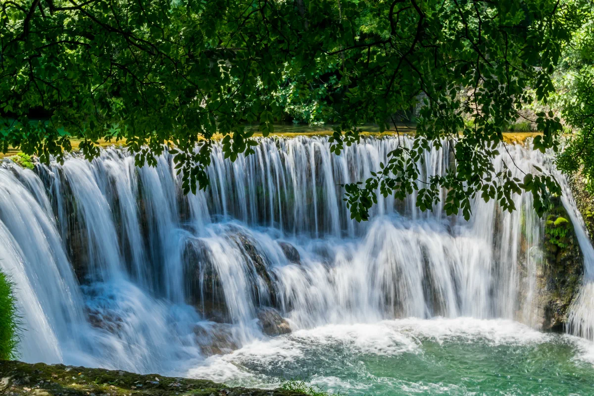 Aventure à la Grotte d'Anjeau et Cascade de la Vis