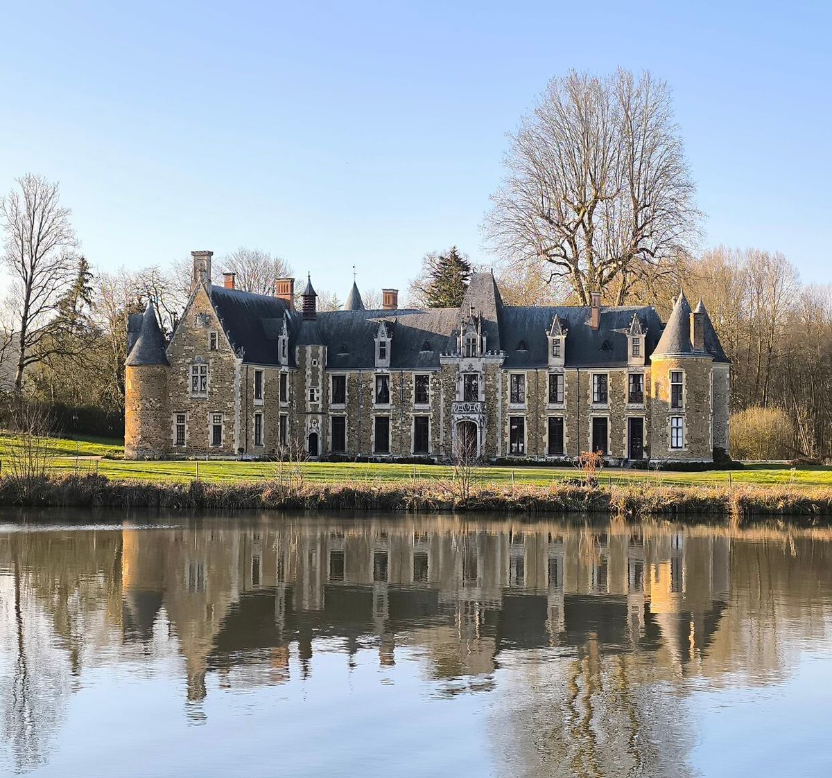 Lac Tuffé et château de Chéronne