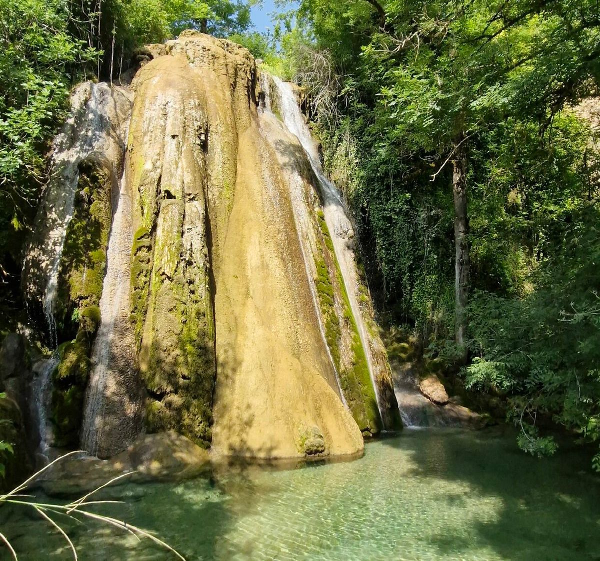 Caylus et sa cascade