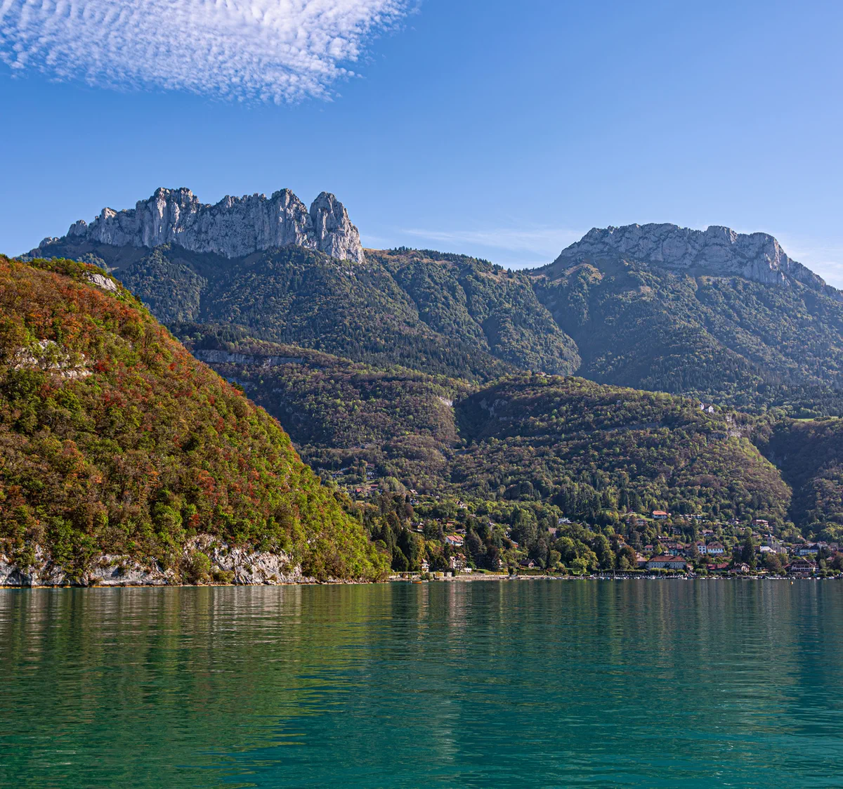 Le Veyrier-du-Lac avec les rives du Lac d'Annecy et les pentes du Mont ...