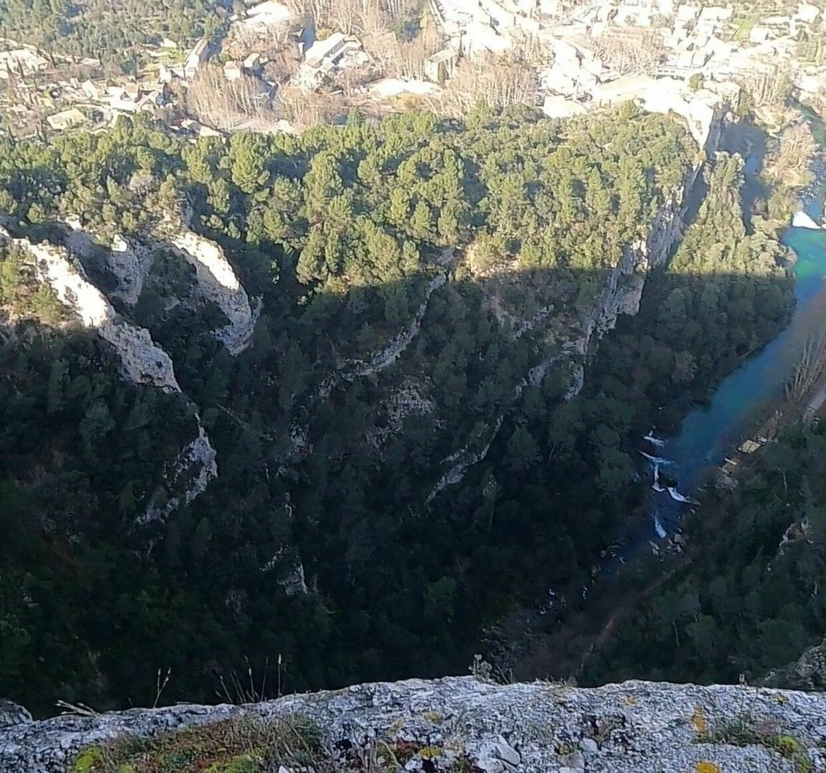 Les crêtes de Fontaine de Vaucluse et ses joyaux