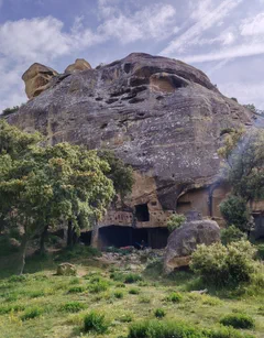 Grottes de Calès depuis le village de Lamanon
